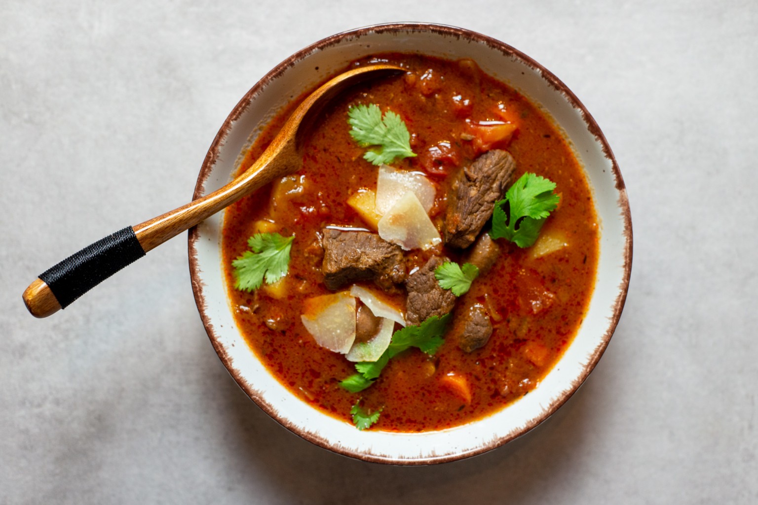 Im Winter gern genommen, die Gulaschsuppe - Opa kocht Suppe